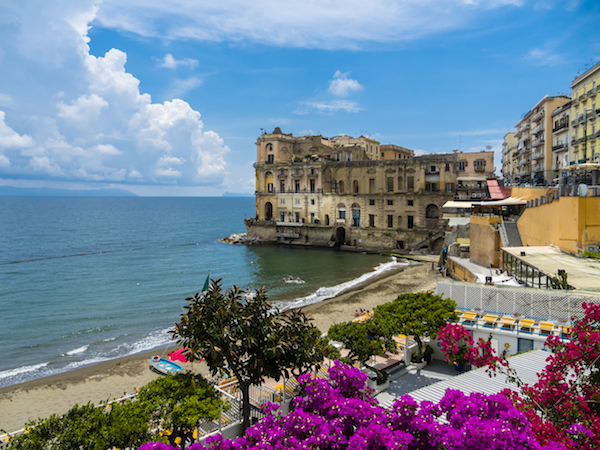 Past Italia: La Villa Donn’Anna - Italy Travel and Life